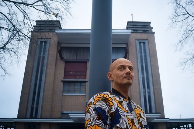 Hier ben ik - Manu Moreau | marthatentatief
